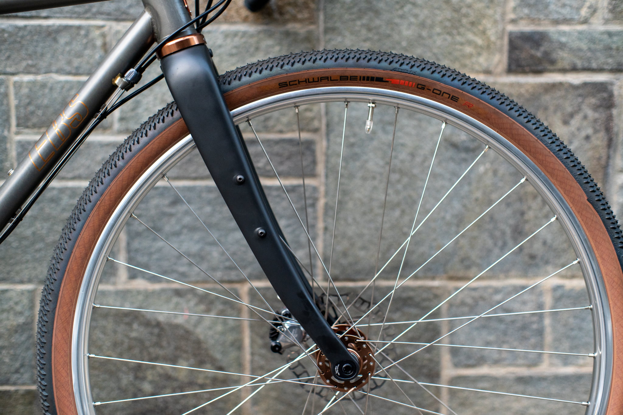 スルーアクスルのクロモリフレーム＋カーボンフォークのグラベルロード。STUFF 44のGG！最終話。 – EBS KYOTO