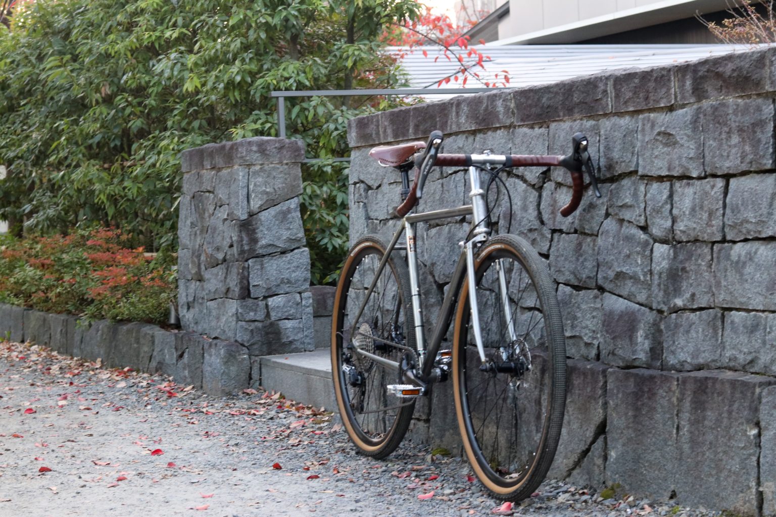 国産クロモリ×グラベル。タフで頼もしいEBS/STUFF！！ – EBS KYOTO